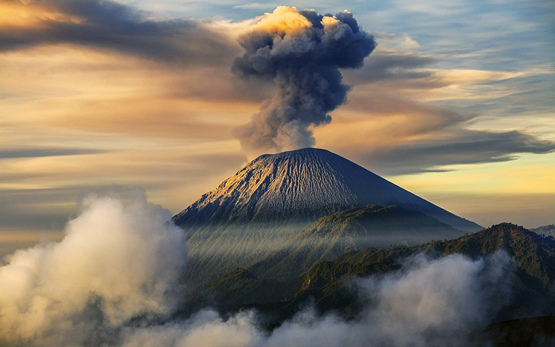Krakatoa Volcanic Eruption - Engineering Channel